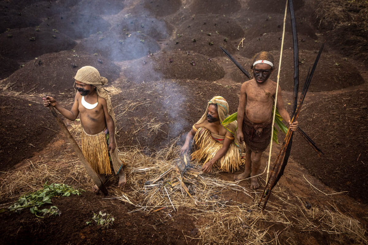 The Black Faced Tribe - tribes of papua new guinea
